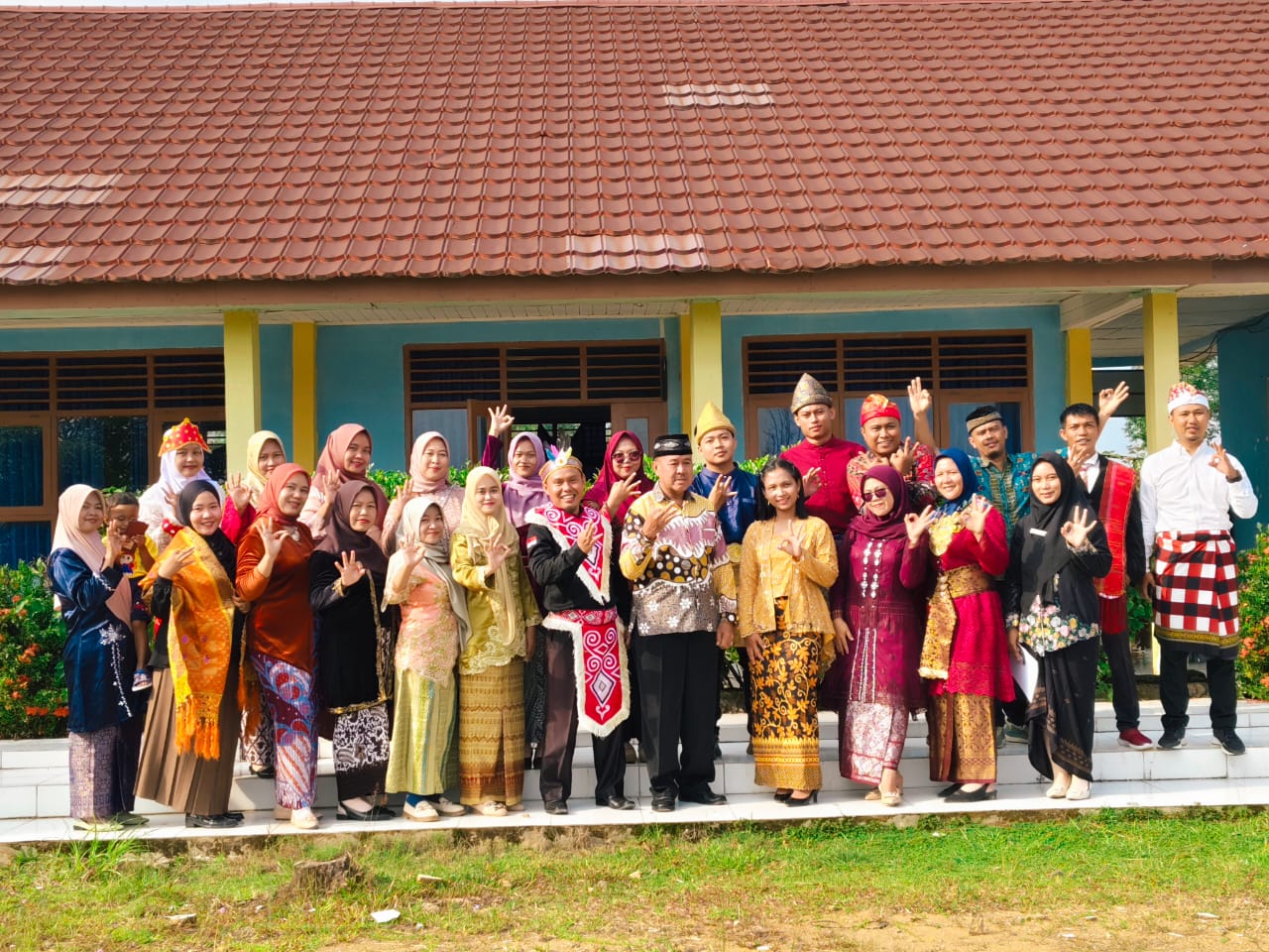 SMA Negeri 3 Kikim Timur Peringati Hardiknas 2025 dengan Upacara ...